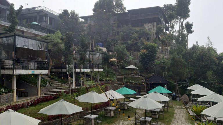 Highlanders Cafe Sentul Bogor View Gunung