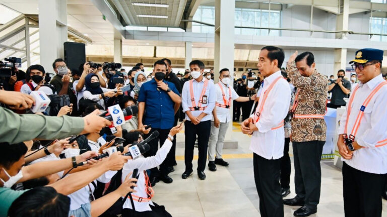 Status dan Peran Sosial: Memahami Hierarki dan Kontribusi dalam Masyarakat