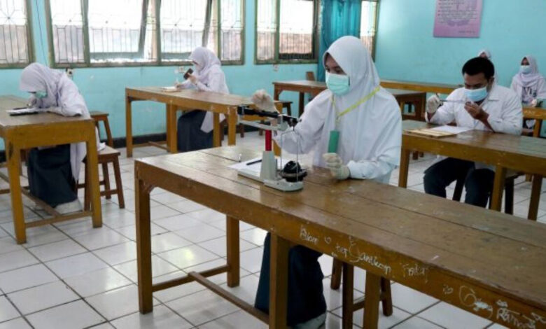 PROSES SOSIALISASI: MEMBENTUK IDENTITAS DAN ADAPTASI DALAM MASYARAKAT