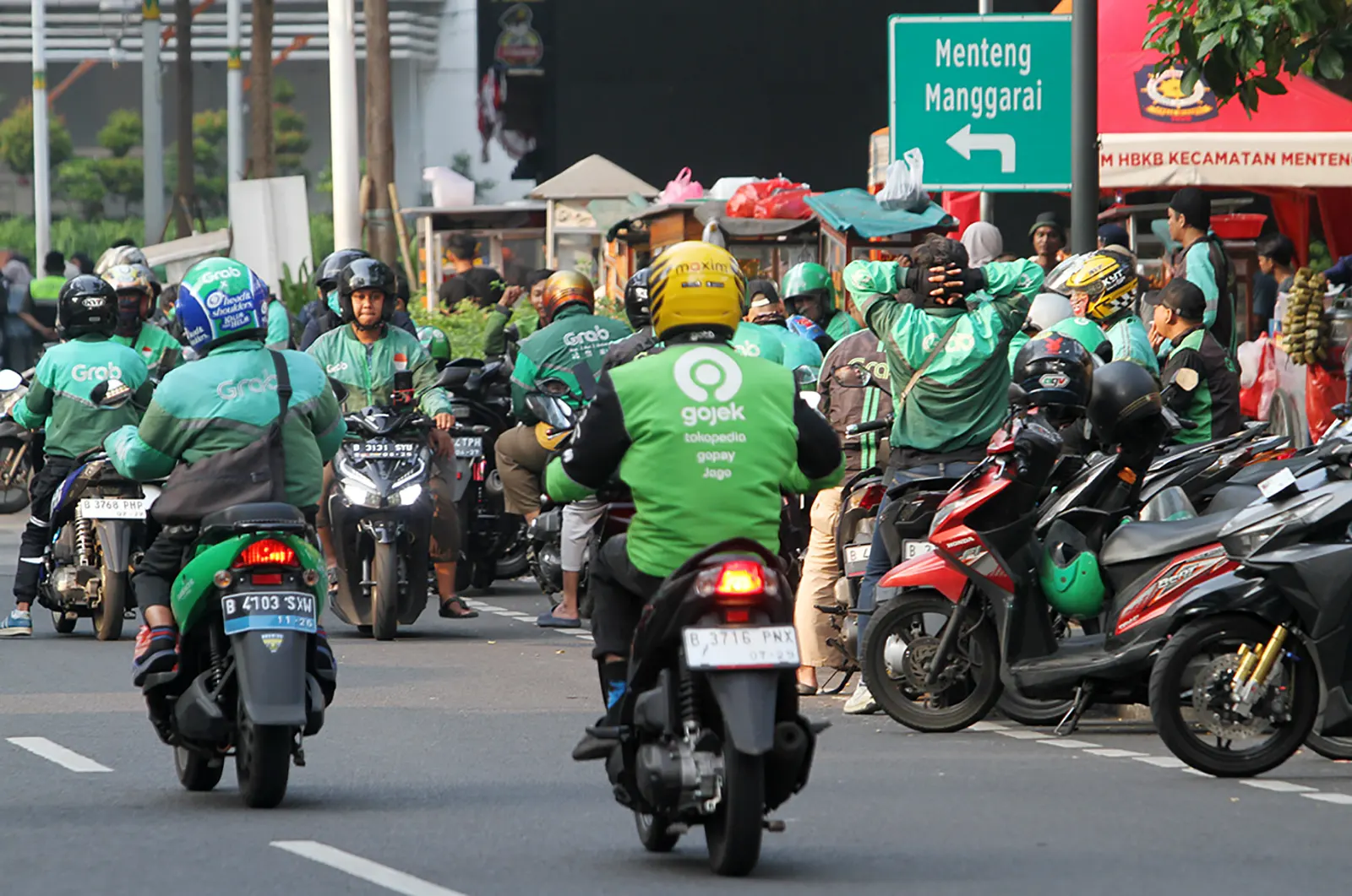Persaingan Bisnis Transportasi Online di Indonesia: Gojek vs Grab